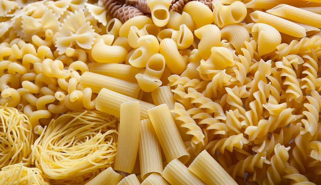 Conheça os diferentes tipos de macarrão e veja como servir!